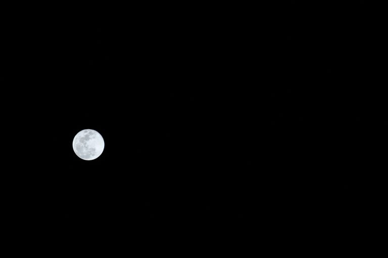 Shoot the Moon {A Tutorial} – Living Outside the Stacks